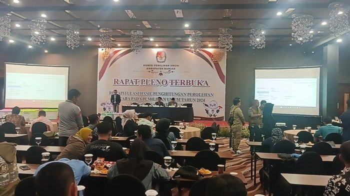PPK Paramasan Tak Kunjung Hadir, KPU Banjar Berulang Kali Skors Rapat ... PPK Paramasan Tak Kunjung Hadir, KPU Banjar Berulang Kali Skors Rapat ...