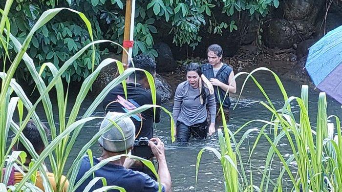 Syuting WLCFBB, Hari Ini Marcel Chandrawinata Sambangi Pantai Batu Lima ...