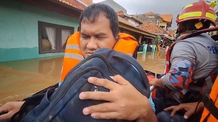 Ikatkan Tali di Pondasi Rumah, Ini Cara Evakuasi Tuna Netra Terjebak Banjir di Cawang Jaktim ...