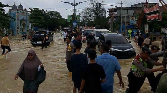 Jalur Lintas Sumatera Tenggelam, Kendaraan Sulit Melewati Lokasi, Imbas Banjir di Aceh Utara ...