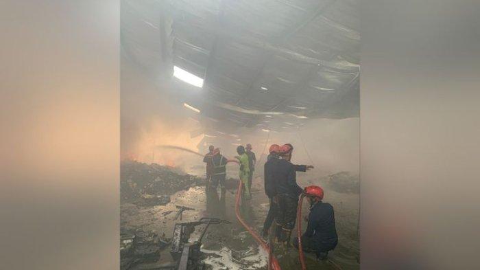 Update Kebakaran Gudang Grosir di Makassar, Kerugian Ditaksir Rp20 Miliar - Banjarmasinpost.co.id