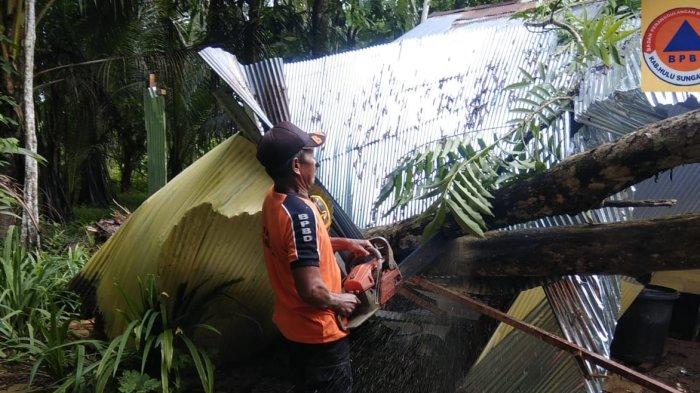 Imbas Hujan Deras Guyur HSS, Dapur Warga di Simpur Rusak Tertimpa Pohon ...