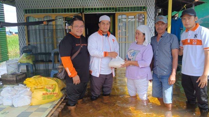 Tim Gercep PKS Beri Bantu Korban Banjir Jejangkit, Aminah Langsung Tersenyum Bahagia ...