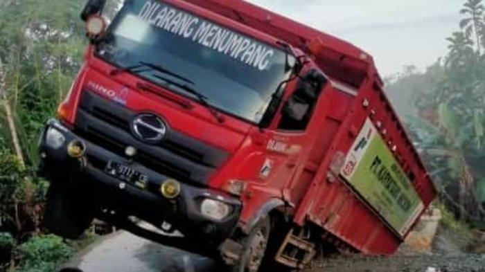 Alat Berat Akan Evakuasi Truk Pertamina Terperosok di Jalan Poros Berau Kaltim dan Bulungan ...