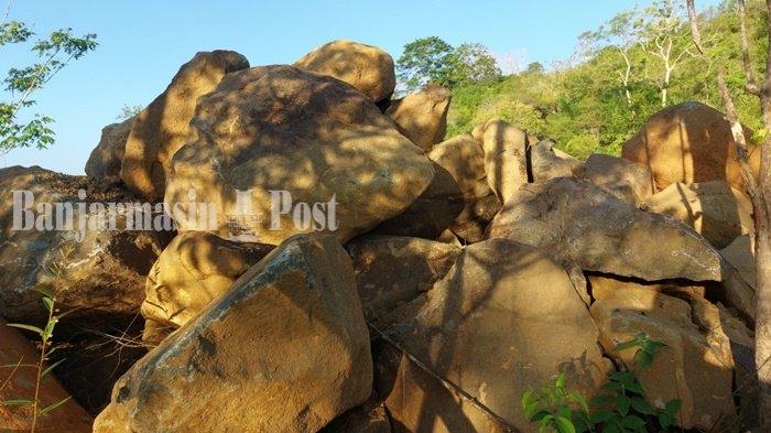 Bebatuan Besar bak Penghias di Tempat Wisata Gunung Teluk Lurus ...