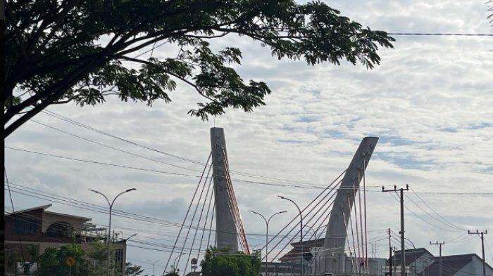 Sehari Bisa Kantongi Rp 500 Ribu, Iyan Bersyukur Ada Jembatan Sei ...