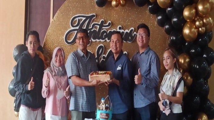 Berikan Kue Ultah, Pimpinan Banjarmasin Post Group Doakan Direktur ...