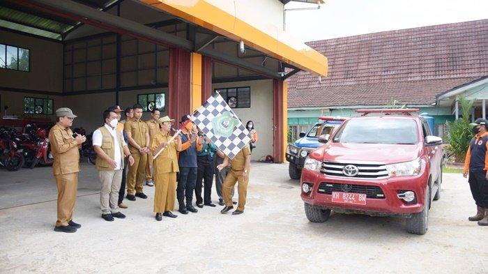 Wabup HM Nafiah Ibnor Lepas 20 Truk Bantuan Logistik untuk Korban Banjir di Timpah dan Kapuas ...