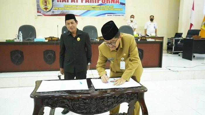 Hadiri Rapat Paripurna, Wabup dan Pimpinan DPRD HST Tandatangani ... Hadiri Rapat Paripurna, Wabup dan Pimpinan DPRD HST Tandatangani ...