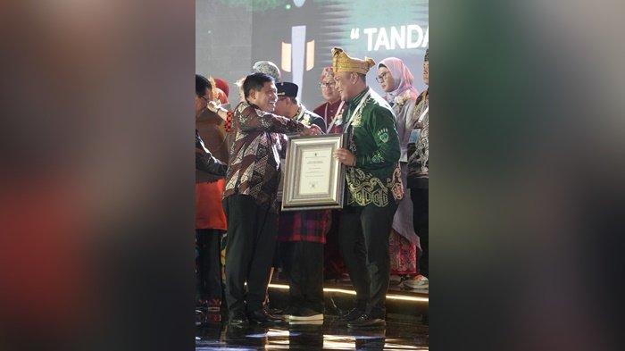 Sukses Jadikan Banjarbaru Sebagai Kota Sehat, Aditya Terima Tanda Penghargaan Swasti Saba ...