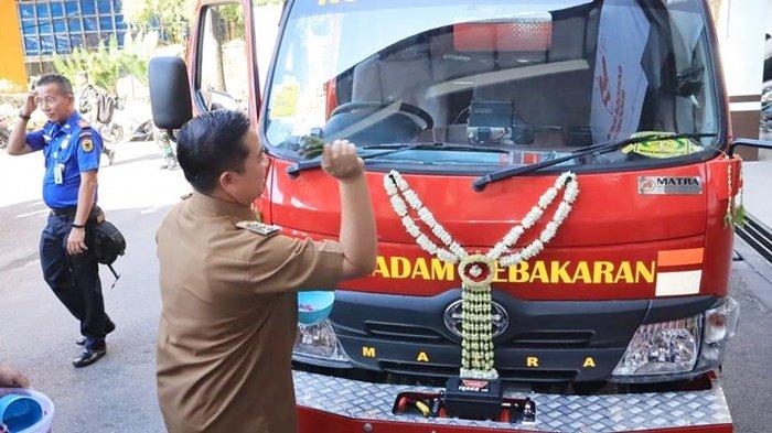 Ditapung Tawar Wali Kota Banjarmasin Ibnu Sina, Armada Baru Damkar Resmi Beroperasi ...
