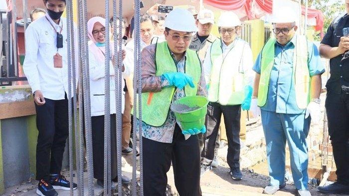 Wali Kota Banjarmasin H Ibnu Sina Letakkan Batu Pertama Pembangunan Puskesmas Pelambuan ...