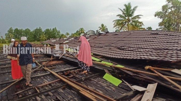 Mobil BPBD Banjarmasin Sulit Menuju Ponpes Nurus Sholehin yang Ambruk ...