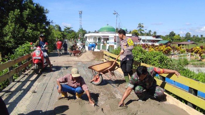 Perbaiki Jembatan, Warga Awang Besar Gotong Royong Bersama Anggota Koramil Barabai ...