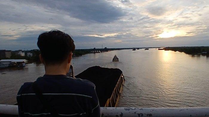 Wisata Kalsel:Menikmati Panorama dari Atas Jembatan Rumpiang Batola ...