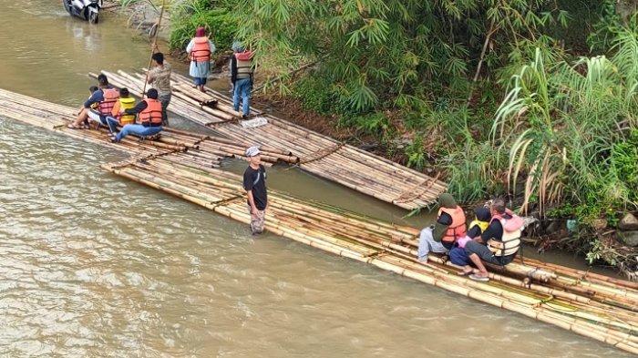 Ramainya Wisata Bamboo Rafting di Loksado Kalsel Saat Libur Lebaran ...