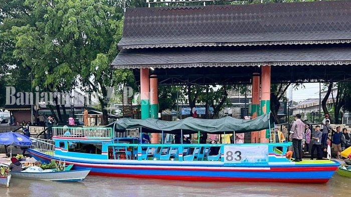 Wisata Banjarmasin - Wisatawan Rela Menunggu Giliran untuk Naik Kelotok ...