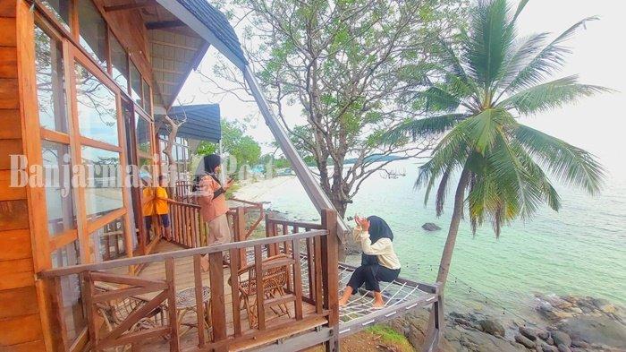 Wisata Kalsel - Menikmati Panorama Pantai Teluk Tamiang dari Pelataran ...