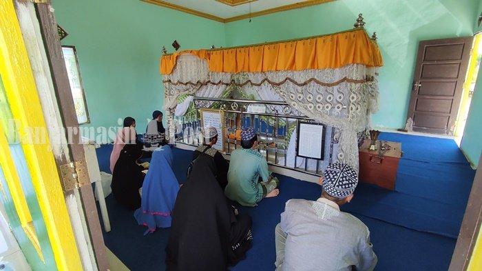 Wisata Kalsel - Peziarah Datangi Makam Datu Muning di Pelosok Tapin, Ini Rata-rata Tujuannya ...