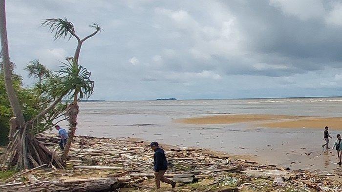 WISATA KALSEL - Bersantai di Pesisir Kualatambangan Tala, Bisa ...