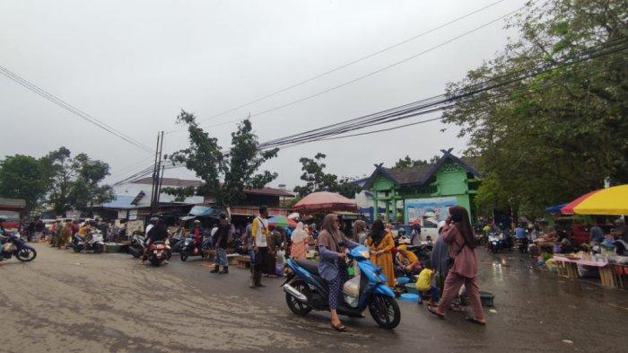 Pasar Terendam Banjir, Para Pedagang di Barabai HST Jualan di Jalan Raya - Banjarmasinpost.co.id
