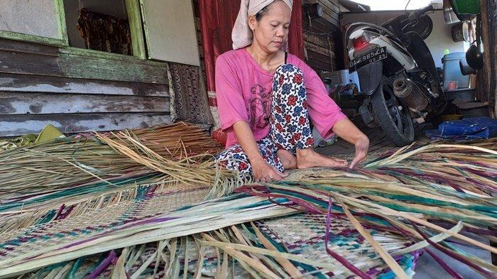 Terampil Mengayam Purun, Baiti Perajin Anyaman Tikar Purun di Desa ...