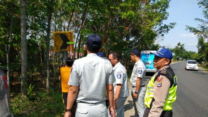 Papan Rambu Lalu Lintas di Jalan Raya HSS Dibersihkan Serentak, ini ...