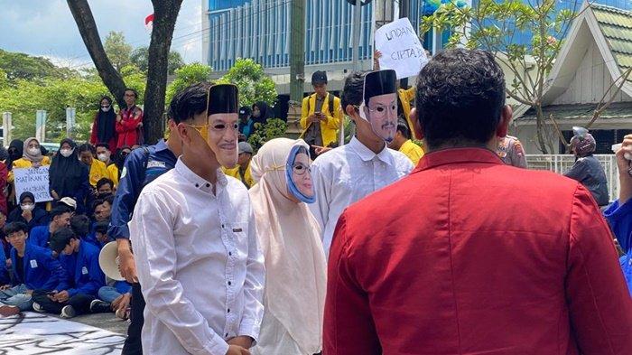 Demo Tolak Uu Cipta Kerja Di Banjarmasin Massa Lakonkan Teater Anggota