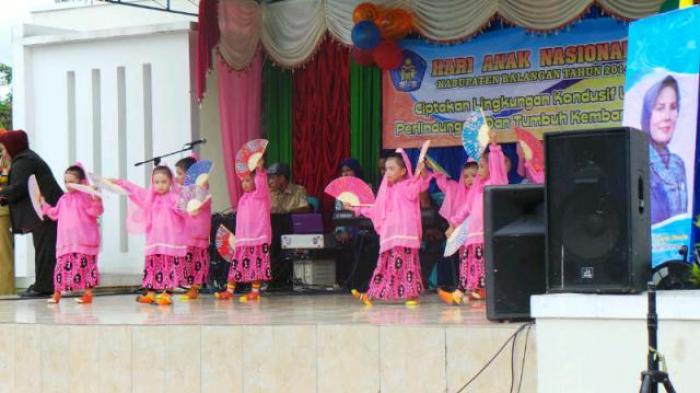 Ratusan Anak TK Balangan Ikuti Karnaval di Hari Anak Nasional - Banjarmasinpost.co.id