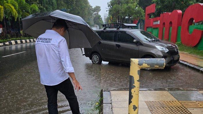 Jalan di Banjabaru Kerap Tergenang Saat Diguyur Hujan Deras, PUPR Banjarbaru : Saluran Air ...