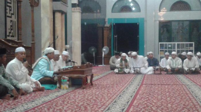 Walau Ada Jenderal dan Pejabat, Orang Inilah yang Menjadi Imam Salat ...