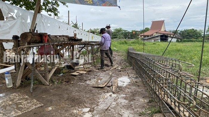 Pekerja Harus Lembur untuk Kerjakan Tribun Mini Lapangan Bola Kayutangi ...