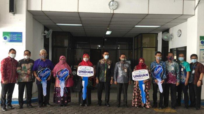 Bank Kalsel Serahkan 5 Sepeda Motor ke Pemenang Undian Simpeda KPE VI ...