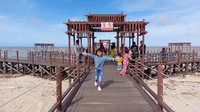 Wisata Kalsel - Pantai Batakan Baru Tanahlaut, Banyak Fasilitas Bermain ...