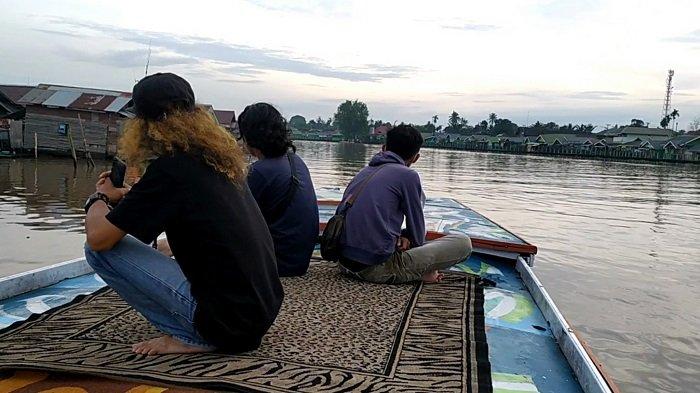 Wisata Susur Sungai di Banjarmasin, Berwisata Naik Perahu Motor Khas ...