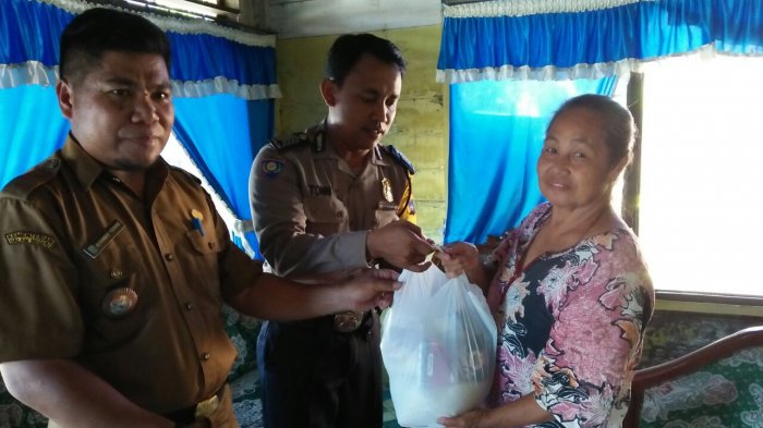 Bripka Tony Bagi-bagikan Sembako di Sarang Tiung Kotabaru, Ini ...