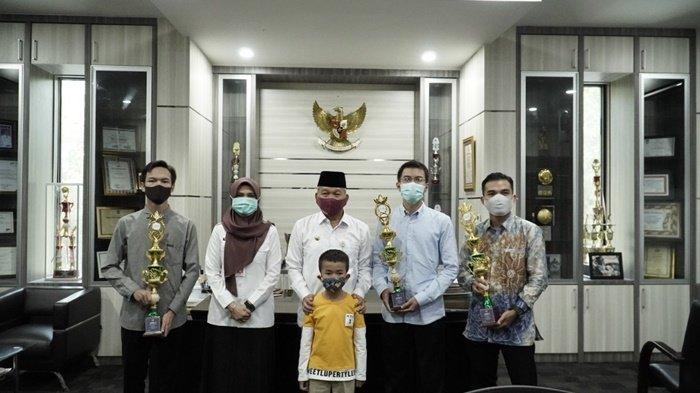 Bupati HST HA Chairansyah Serahkan Hadiah kepada Pemenang Lomba Desain ...