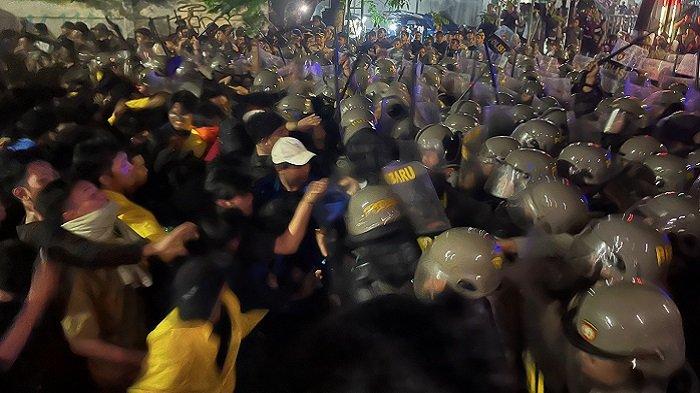 Bentrok Massa dengan Polisi, Walhi Kalsel Kecam Tindakan Respresif Aparat saat Demo Kawal ...