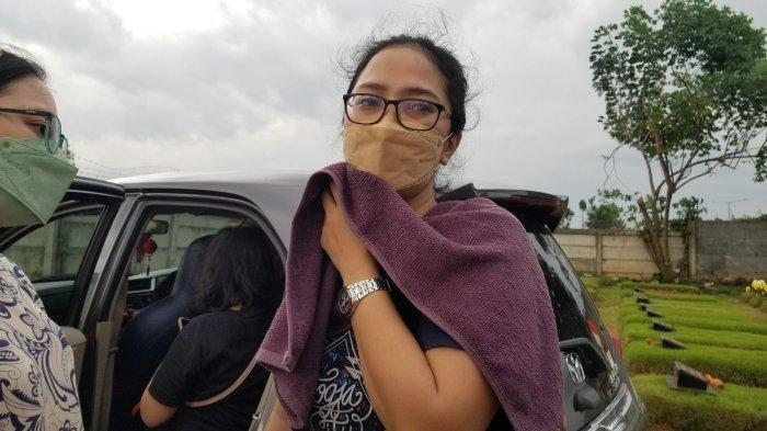 Air Mata Dina Terus Mengucur Mengiringi Pemakaman Rony Dozer, Minta ...