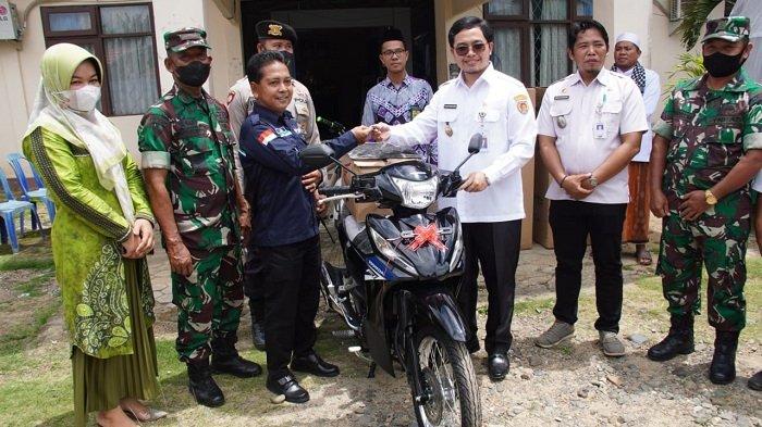 Bupati HST Serahkan Hadiah Utama Doorprize Vaksinasi di Kecamatan ...