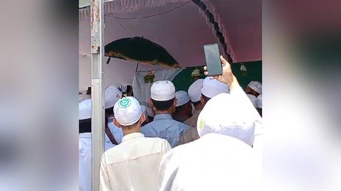 Ribuan Orang Antar Jenazah Guru KH Hatim Salman ke Pusara, Murid Ungkap ...