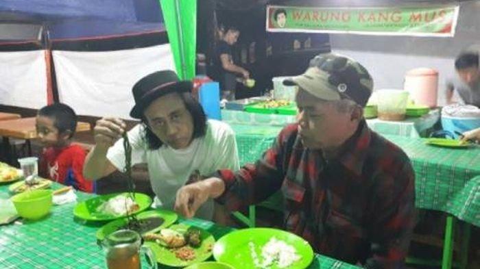 Kisah Pilu Epy Kusnandar di Warung Istri, Kini Serupa Sutradara Preman ... Kisah Pilu Epy Kusnandar di Warung Istri, Kini Serupa Sutradara Preman ...