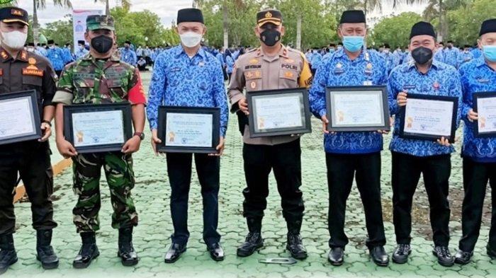 Pemkab Tanahbumbu Terima Penghargaan, Berhasil Pertahankan PPKM Level 1 dan Capaian Vaksinasi ...