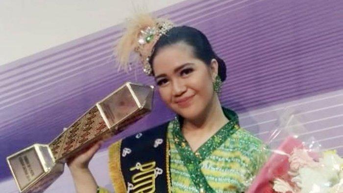 Juara III Putri Otonomi Nasional, Helda Presentasikan Suku Dayak ...
