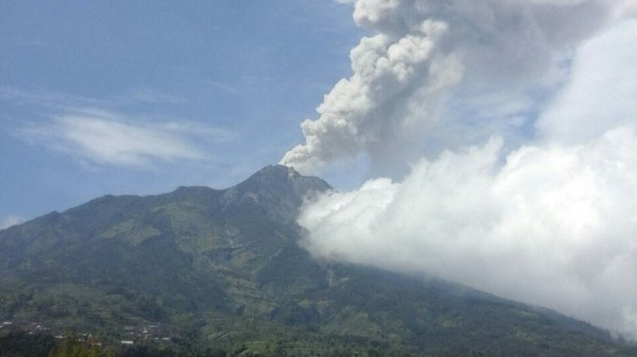 UPDATE: Gunung Merapi Meletus Lagi 1,5 Menit, Ada Warga yang Mengungsi ...