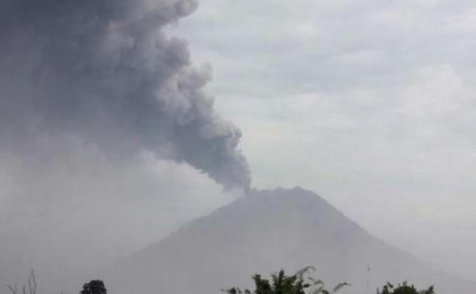 Gunung Gamalama Meletus dan Lontarkan Abu Hingga 250 Meter, Magma ...