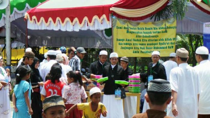 Pengunjung Santap Hidangan Nasi dalam Toples - Banjarmasinpost.co.id