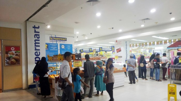 Pengunjung Serbu Aneka Makanan di Hypermart - Banjarmasinpost.co.id
