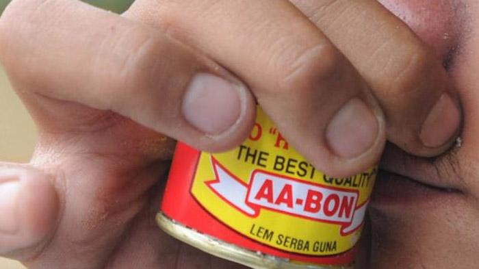 Terang-terangan Hirup Lem Fox (Ngelem) di Seberang Pasar Batuah ...