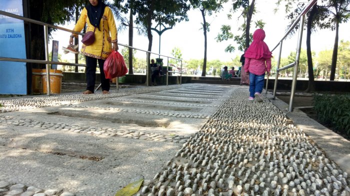 Bebatuan Taman Bisa Bantu Terapi Kaki, Rina Sengaja ke RTH Ratu Zalecha ...